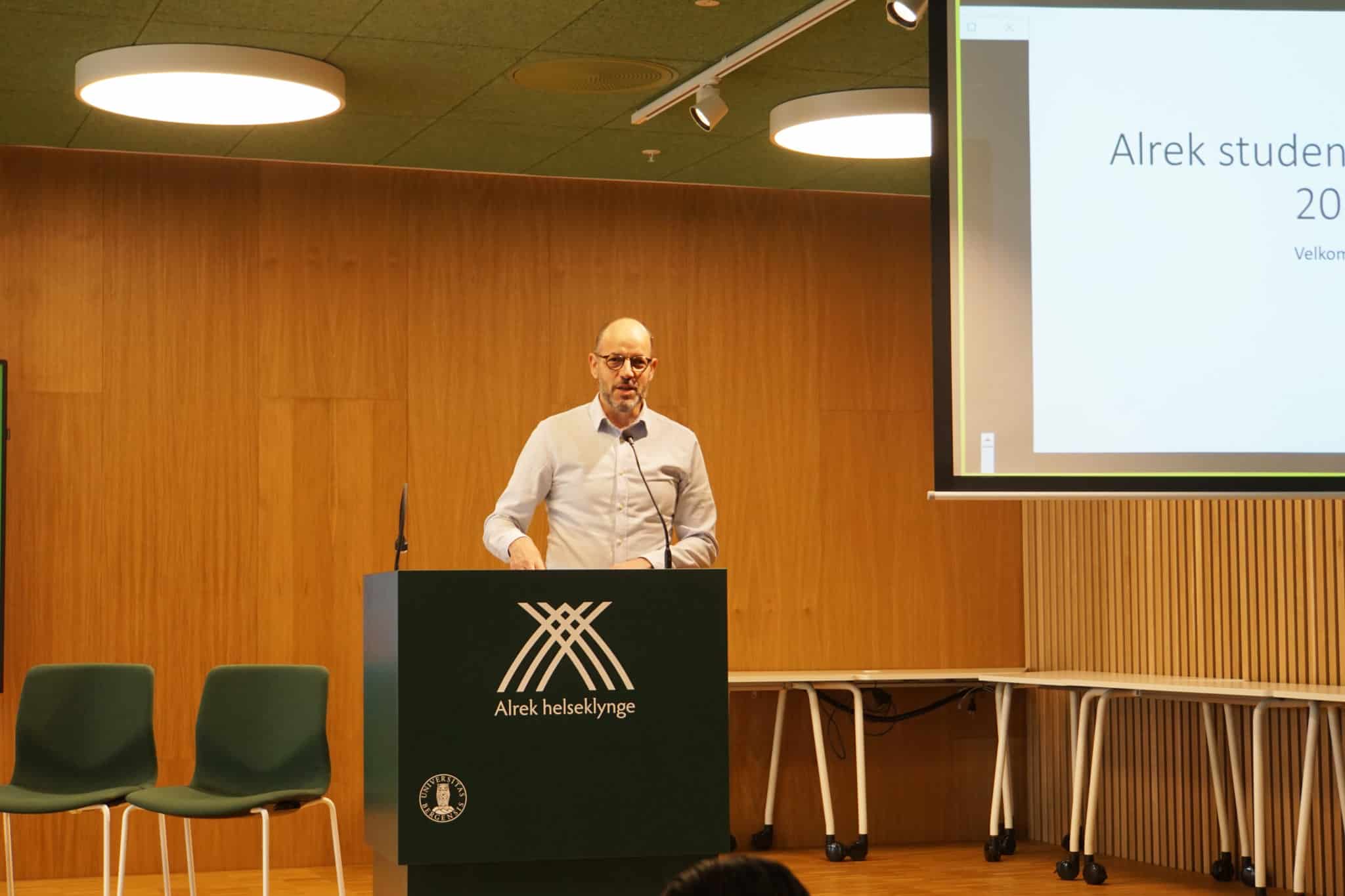 Storfornøyde prisvinnere under Alrek studentkonferanse 2023 - Alrek
