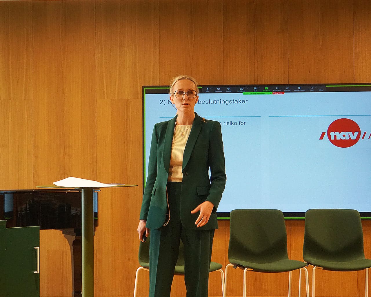 Storfornøyde prisvinnere under Alrek studentkonferanse 2023 - Alrek